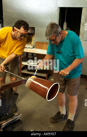 Glass artist Chris Pantano creating a vase Stock Photo - Alamy