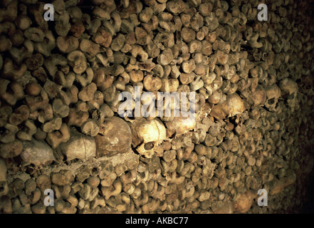 Skulls decorate the underground tunnels of the Paris Catacombs Stock ...