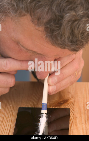man just about to snort cocaine Stock Photo - Alamy