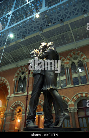 The Meeting Place bronze statue of two lovers kissing, sculpture by ...