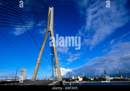 Vansu-Brücke über den Fluß Düna, Riga, Lettland *** Vansu Bridge over ...
