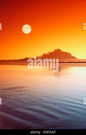 GB - CORNWALL: Moon over St Michaels Mount Stock Photo - Alamy