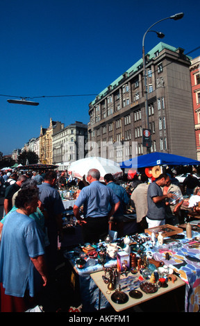 Flea market Flohmarkt at Naschmarkt Vienna Austria Stock Photo - Alamy