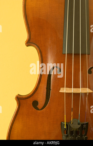 Violin on yellow background Stock Photo - Alamy
