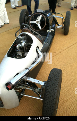 A 500cc Formula 3 Cooper-JAP racing at Brands Hatch, England, 1950 ...