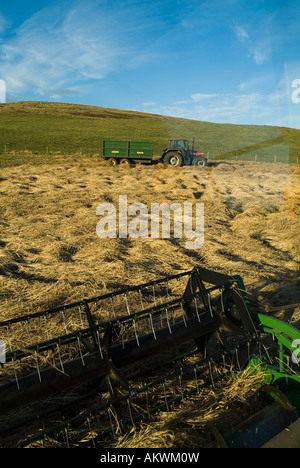 dh combine harvester HARVESTING UK John Deere Combine harvester cutting ...