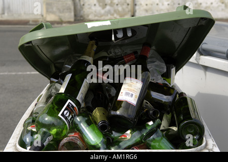 vin vino wine bottle empty bin dustbin waste glass alcohol vertical ...