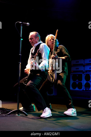 Status Quo lead guitarist Rick Parfitt (l) and vocalist-guitarist ...