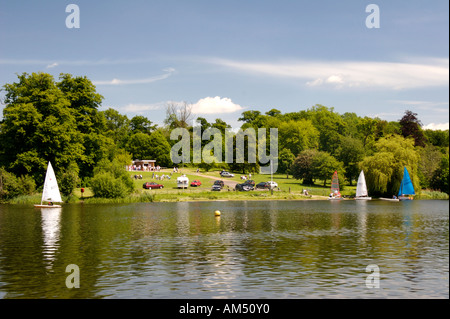 Sailing boats on Mote Park Lake on a sunny summers day in Maidstone ...