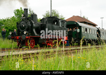 Steam traction engine pulling a train of wagons on the Grand Trunk Road ...