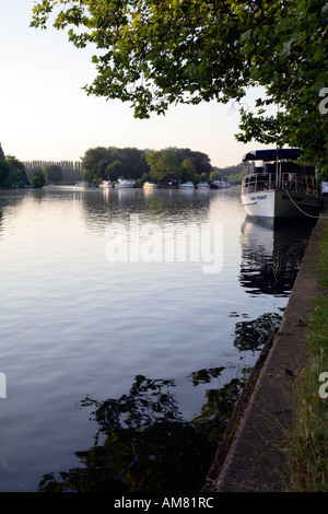 Reading, pleasure cruiser, Caversham bridge, Berkshire, England, in the ...