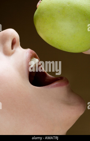 Biting an apple. Mouth close up. Woman eating apple, natural lips Stock ...