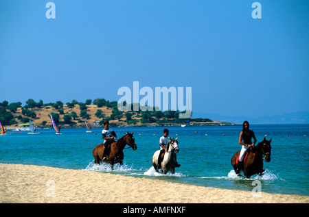 Griechenland, Chalkidiki, Sithonia, Reiter am Strand von Porto Carras Stock Photo - Alamy