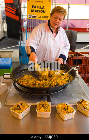 Man selling paella on a market stall in Bergamo Stock Photo - Alamy