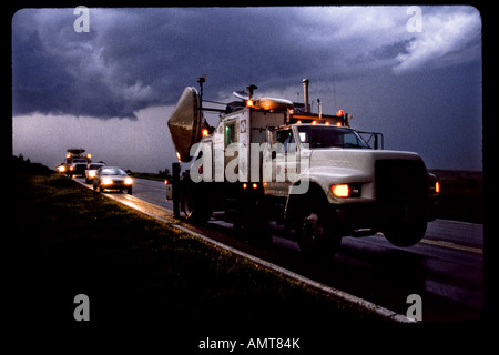 Doppler on Wheels truck "DOW 7" scans a storm south of Seminole, KS ...