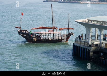 Dukling Traditional Junk Boat Leaving Central Pier Hong Kong SAR Stock ...