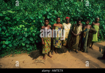 Group of pygmy women waiting to start net hunt Stock Photo - Alamy