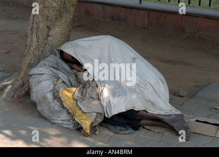 India Delhi poverty homeless destitute street Stock Photo - Alamy