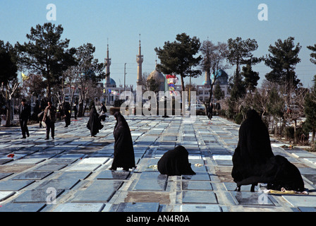 Mourners at the Iran Iraq war cemetery in Tehran Stock Photo - Alamy
