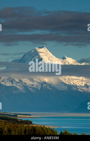 Mount Cook seen across Lake Pukaki Stock Photo - Alamy