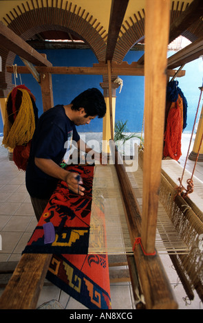 Blanket weaving Mexico Stock Photo - Alamy
