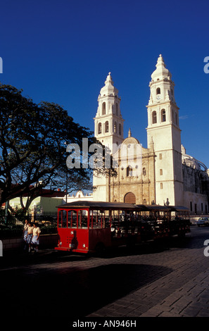 The Parque Principal Main Square and Cathedral at night in Campeche ...