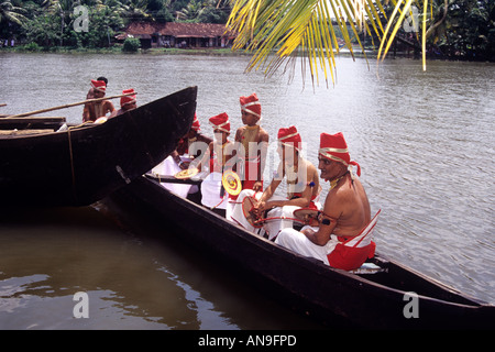 VELAKALI ARTISTS IN A COUNTRY BOAT KERALA Stock Photo - Alamy