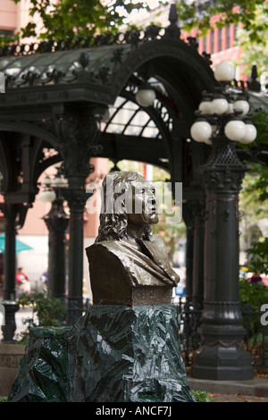 Chief Seattle statue, Pioneer square Stock Photo - Alamy