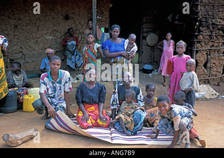 AFRICA KENYA KWALI Kenyan grandmother dressed in traditional kanga ...