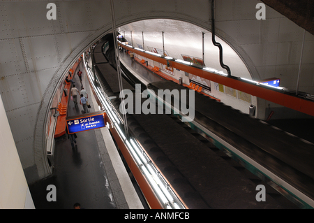 Paris's subway system, referred to as "Le Metro Stock Photo - Alamy
