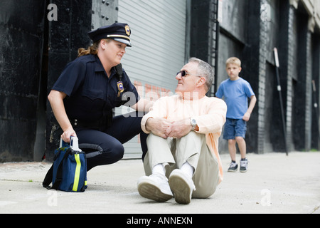 Woman police officer talking to a boy Stock Photo - Alamy