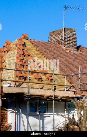 UK house roof tiling new Stock Photo - Alamy