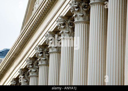 Buckingham Palace Heraldry Royal palace columns capitals in line royal ...
