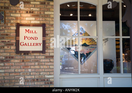 ILLINOIS Long Grove Exterior and storefront of shop in quaint shopping ...