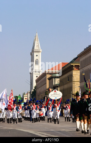 The grand procession of regional costumes to the Oktoberfest in Munich ...