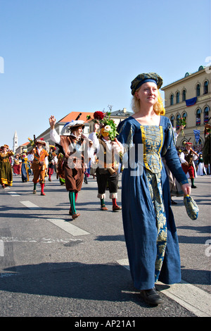 The grand procession of regional costumes to the Oktoberfest in Munich ...