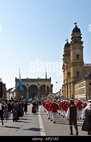 The grand procession of regional costumes to the Oktoberfest in Munich ...
