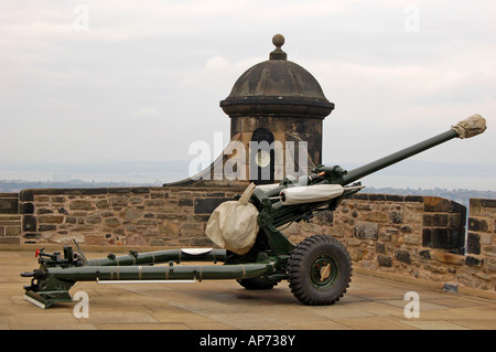 One O'Clock Gun at Mills Mount Battery inside Edinburgh Castle, popular ...