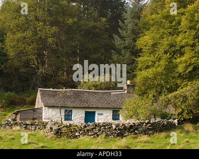 A stone cottage with a Welsh slate roof in the Cotswold village of ...
