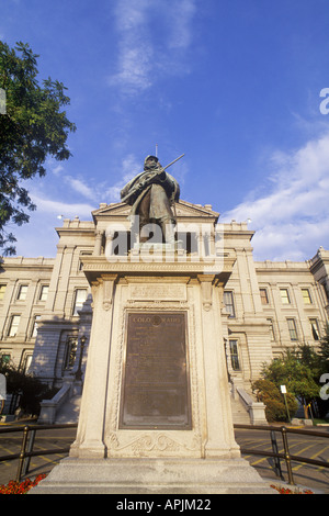 Colorado state capitol building and war memorial obelisk in Denver ...