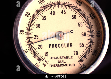 thermometer dial 20 23 25 degrees average temp dsc 8959 Stock Photo - Alamy