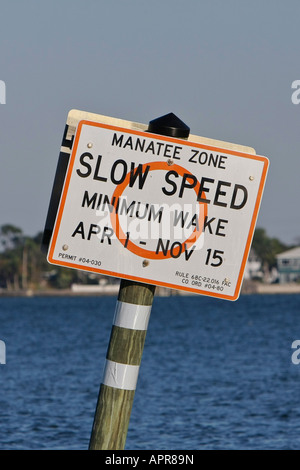 Slow No Wake sign Stock Photo - Alamy