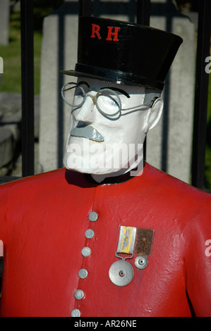 Front of Royal Chelsea Hospital with pensioner statue at entrance Stock ...
