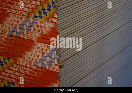 Side View of Sheets of Stacked Drywall Stock Photo - Alamy
