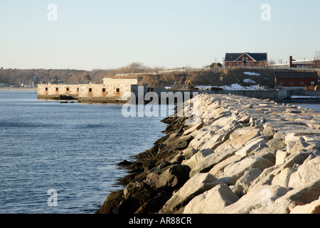 Spring Point Ledge Light at Fort Preble during the winter months ...