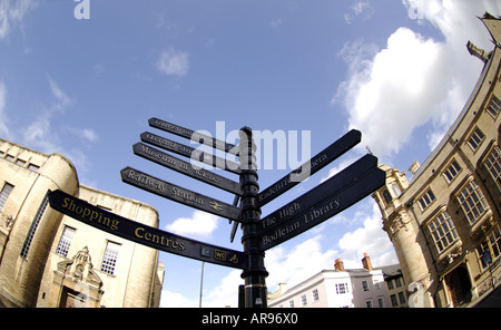 Tourist signpost in Oxford City Centre Stock Photo: 48777720 - Alamy