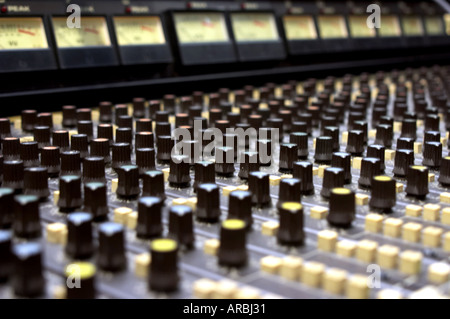 Soundcraft 1600 analog mixing desk Stock Photo - Alamy