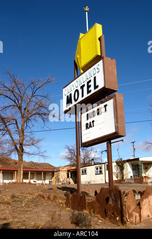 A delapidated motel sign Stock Photo - Alamy