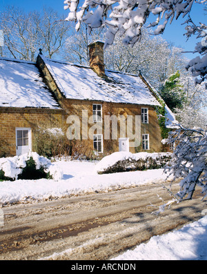 Cotswold cottages in the winter snow. Eastleach Turville, Cotswolds ...