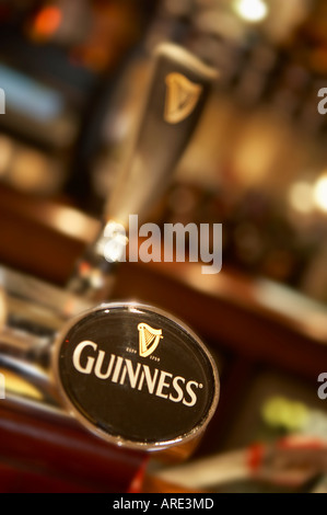 GUINNESS BEER PUMP IN PUBLIC HOUSE Stock Photo - Alamy